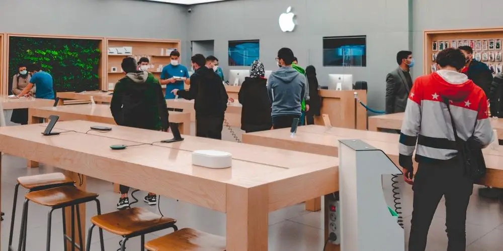 The price, the main difference between the Apple Store and the Apple ...